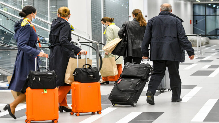 What Luggage Do Flight Attendants Use: 8 Quick and Easy Steps